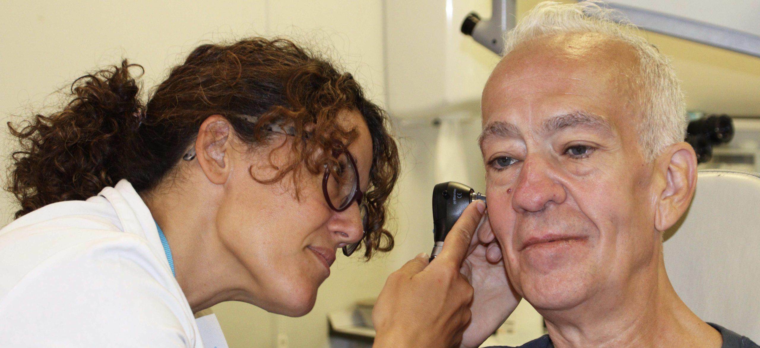 Otorrinos alertan sobre auriculares y conciertos: la mitad de jóvenes ...